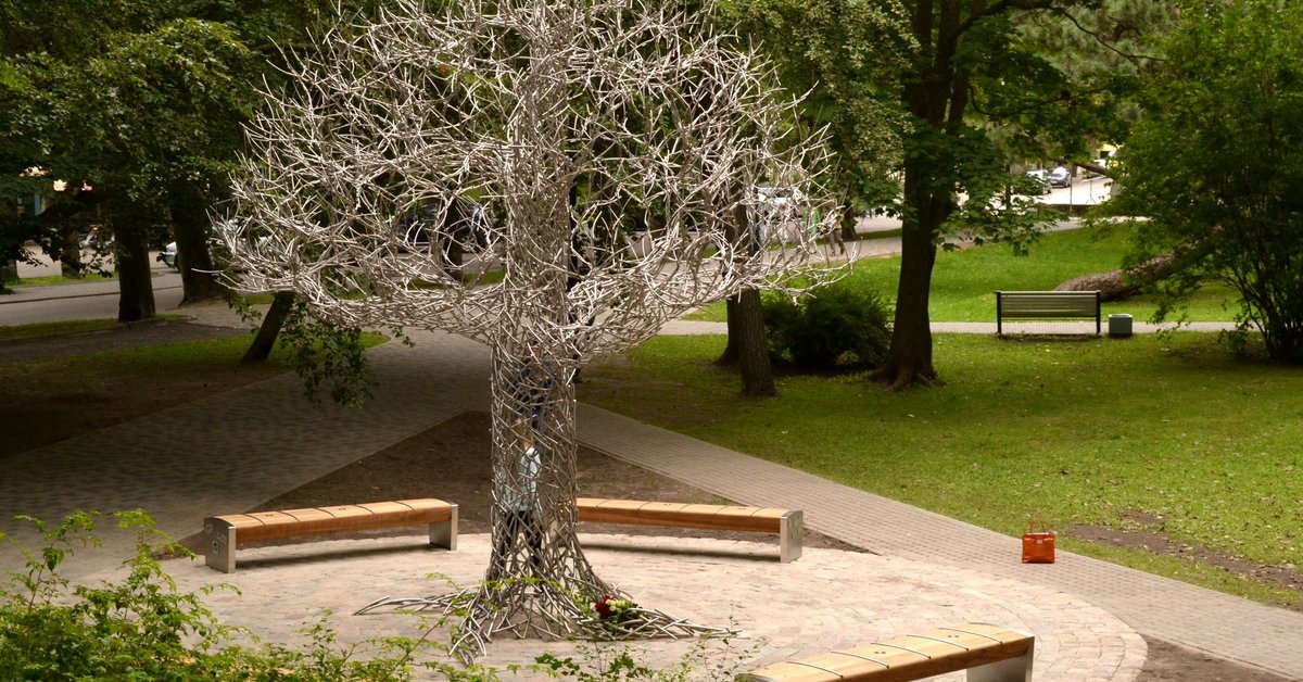 Foto: Liepājā atklāts 'Līvu' leģendai veltītais 'Spoku koks'