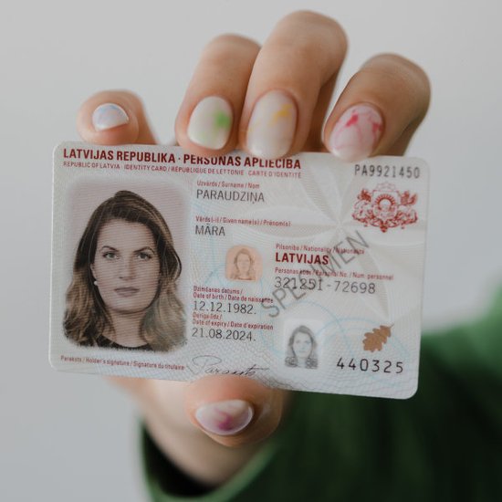 Vasarā 400 000 eID kartēs e-paraksts var zaudēt spēku, brīdina "de facto"