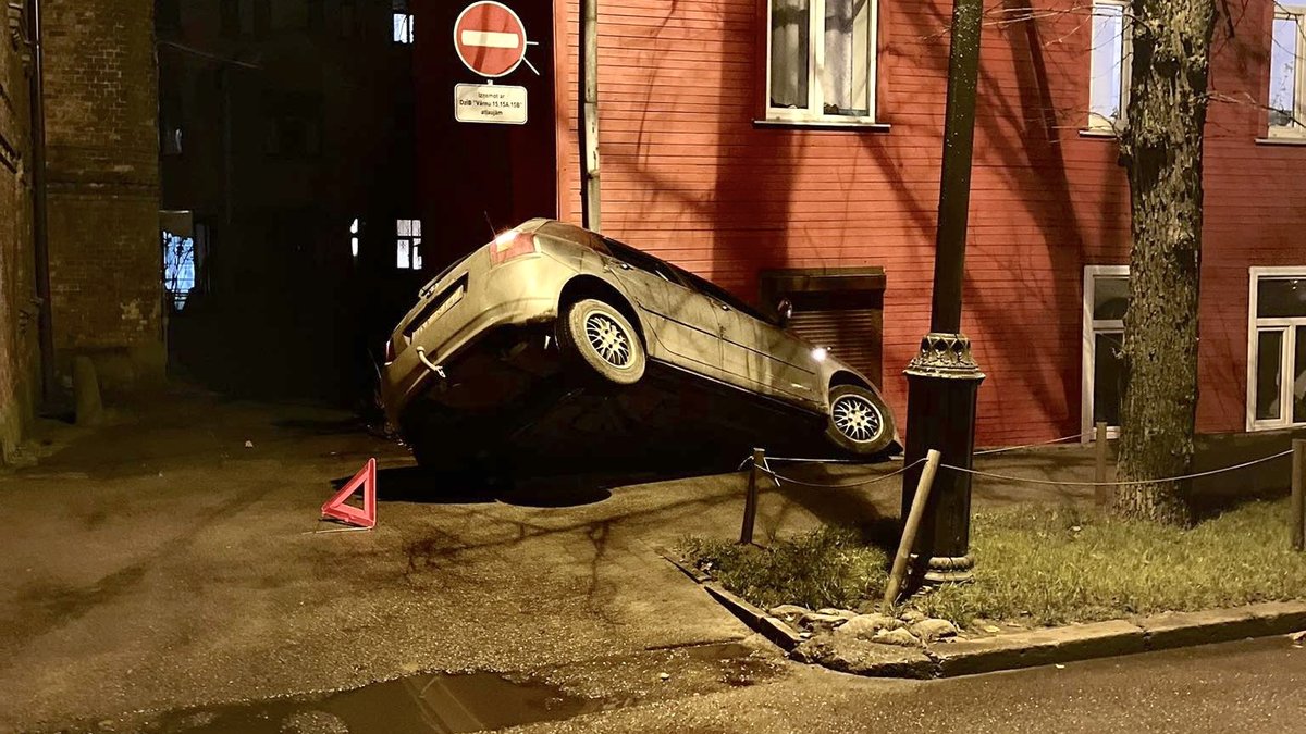 ФОТО. В Гризинькалнсе Toyota врезалась в стену дома