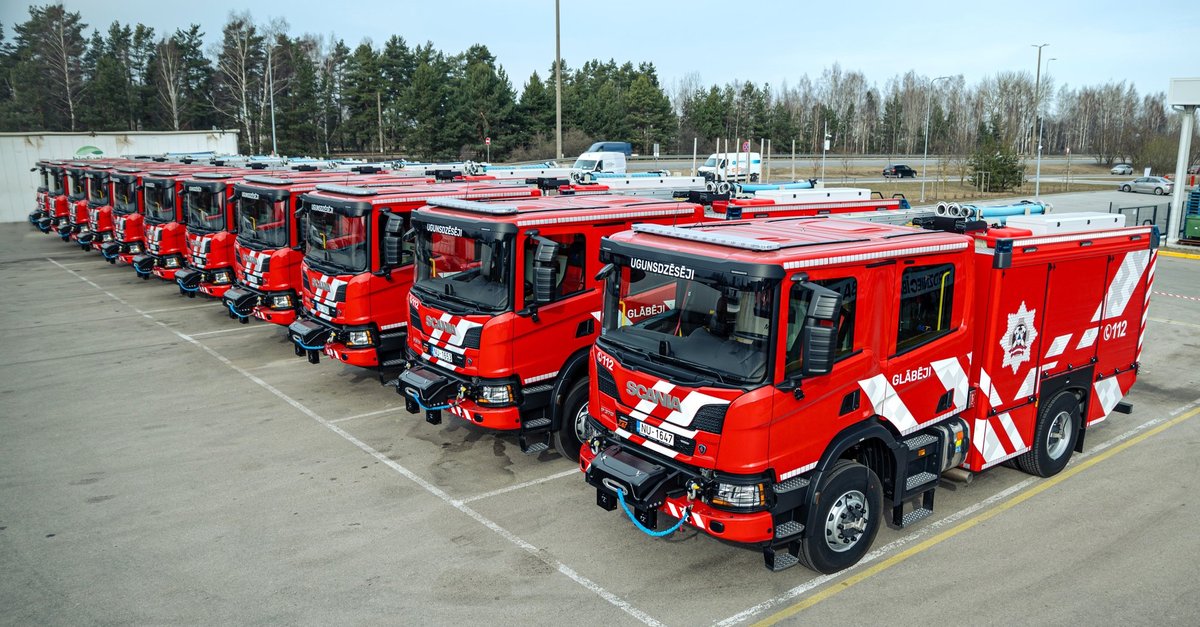 Foto: VUGD saņem pirmās no kopumā 58 jaunajām 'Scania' ugunsdzēsības autocisternām