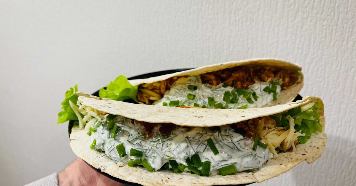 Veselīgais tortiljas tako ar plucinātu vistu un salsu