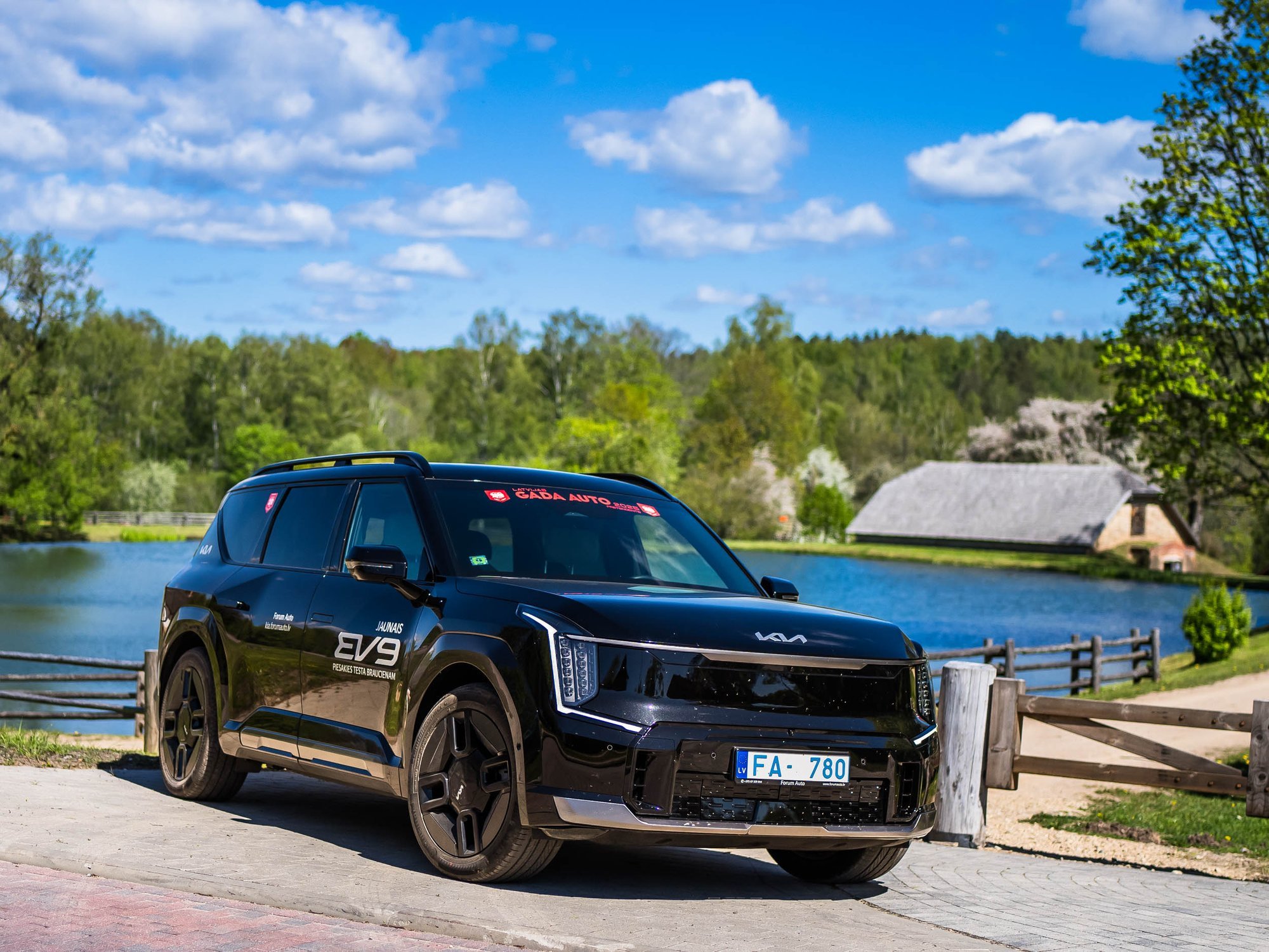 Elektriskais milzis ar minivena ērtībām – "Kia EV9". Ko par to domā ...