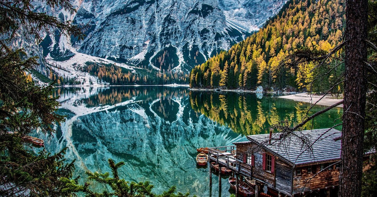 Alpu acs: tirkīzzilais Braiesa ezers pie Itālijas un Austrijas robežas