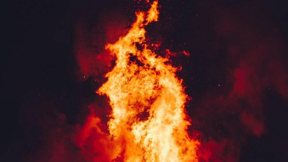 Divi vīrieši centušies izraisīt ugunsgrēkus ar Lielbritānijas ...