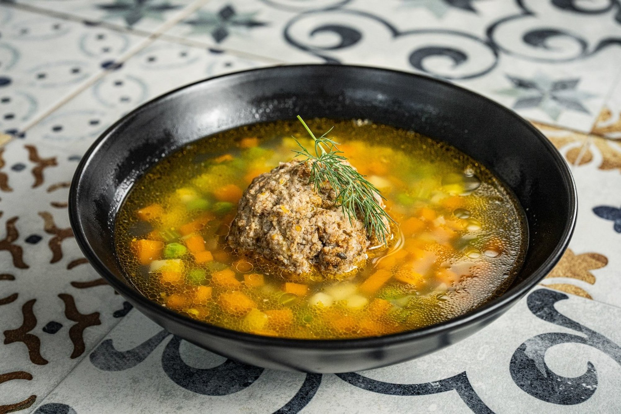 Vakariņas pa lēto: Madara Biedriņa gatavo vienas frikadeles zupu