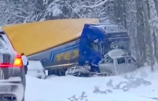 Traģiskā avārija Tukuma novadā: vieglais auto iebrauca pretējā joslā