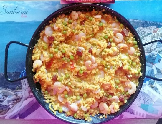 "Vakariņas pa lēto": Jānis Jarāns gatavo paelju ar vistu un garnelēm