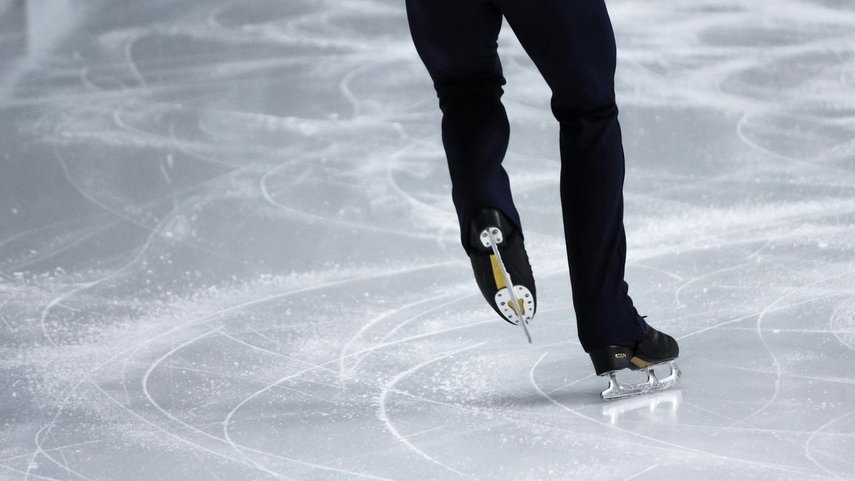 Sašutuma vētru izsauc Pavaroti statuja Itālijas slidotavā