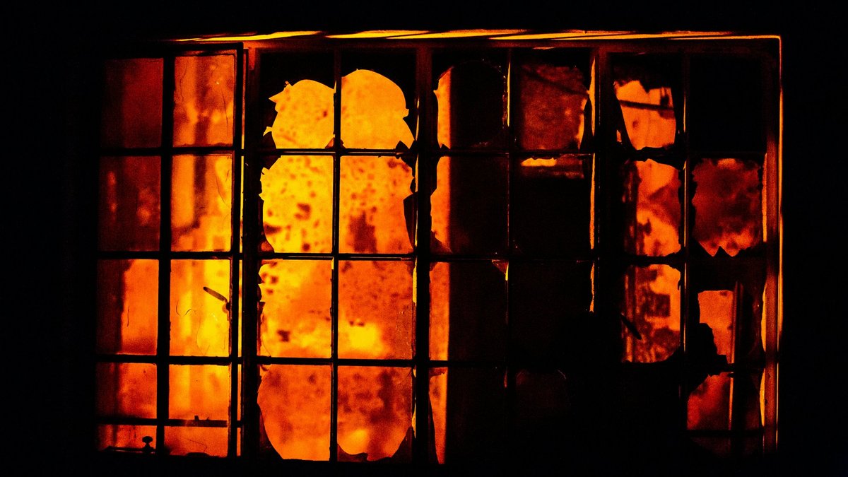 Degot dīvānam dzīvoklī Rīgā, bojā gājis cilvēks