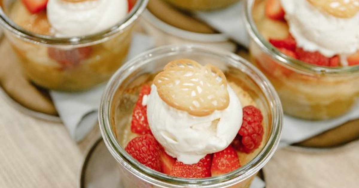 Karstais rabarberu pīrāgs ar marcipānu – Laura Aleksejeva recepte